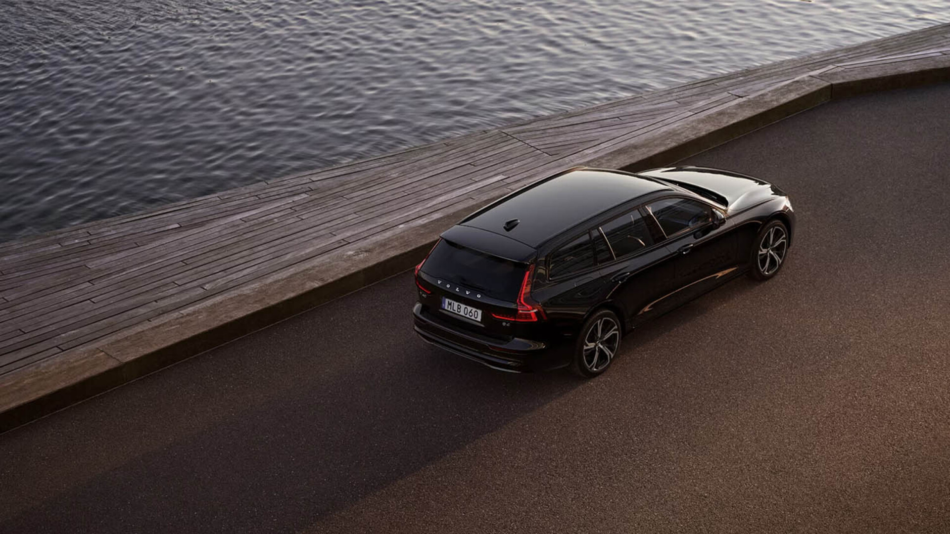 New Volvo V60 2.0 B4P Plus Dark 5dr Auto [7 speed] Petrol Estate ...
